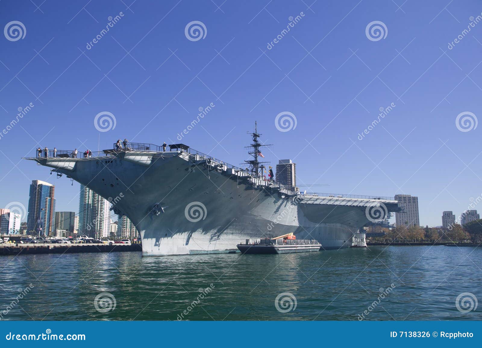 Gedokt Vliegdekschip stock foto. Image of vliegtuig, helikopter - 7138326