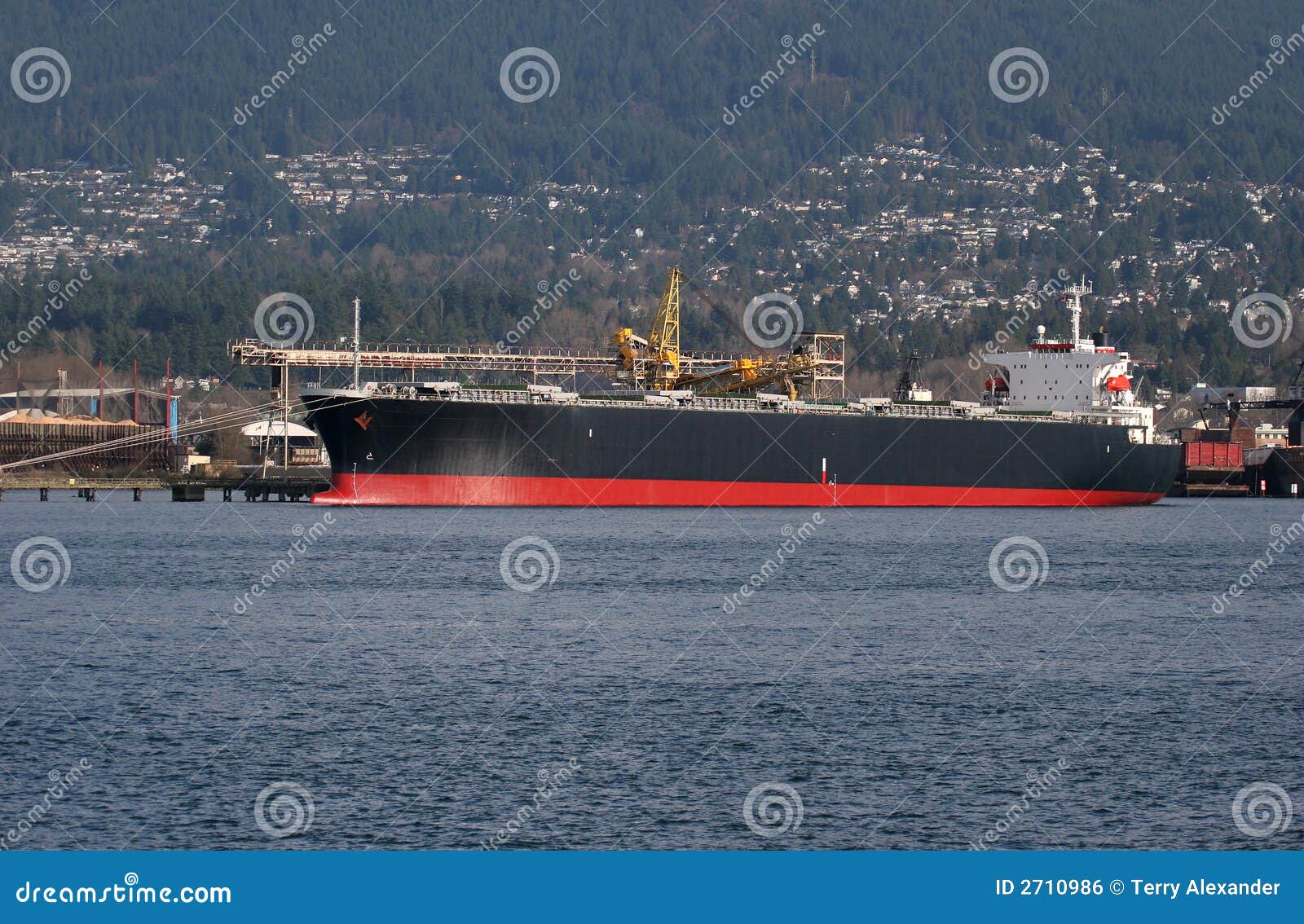 Gedokt vrachtschip stock foto. Image of lading, maritiem - 2710986
