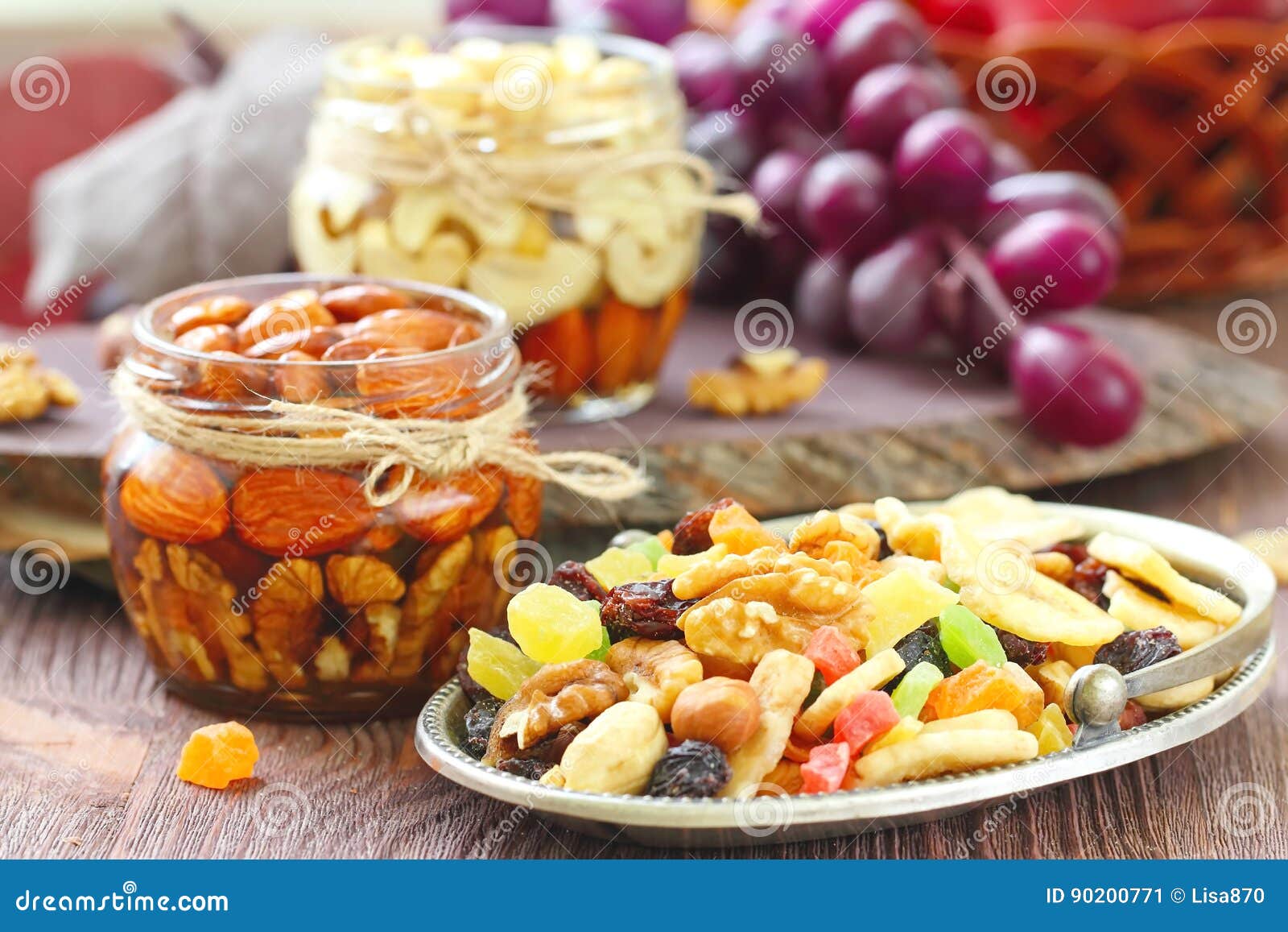 Gedroogd fruit en Noten stock afbeelding. Image of voedsel - 90200771