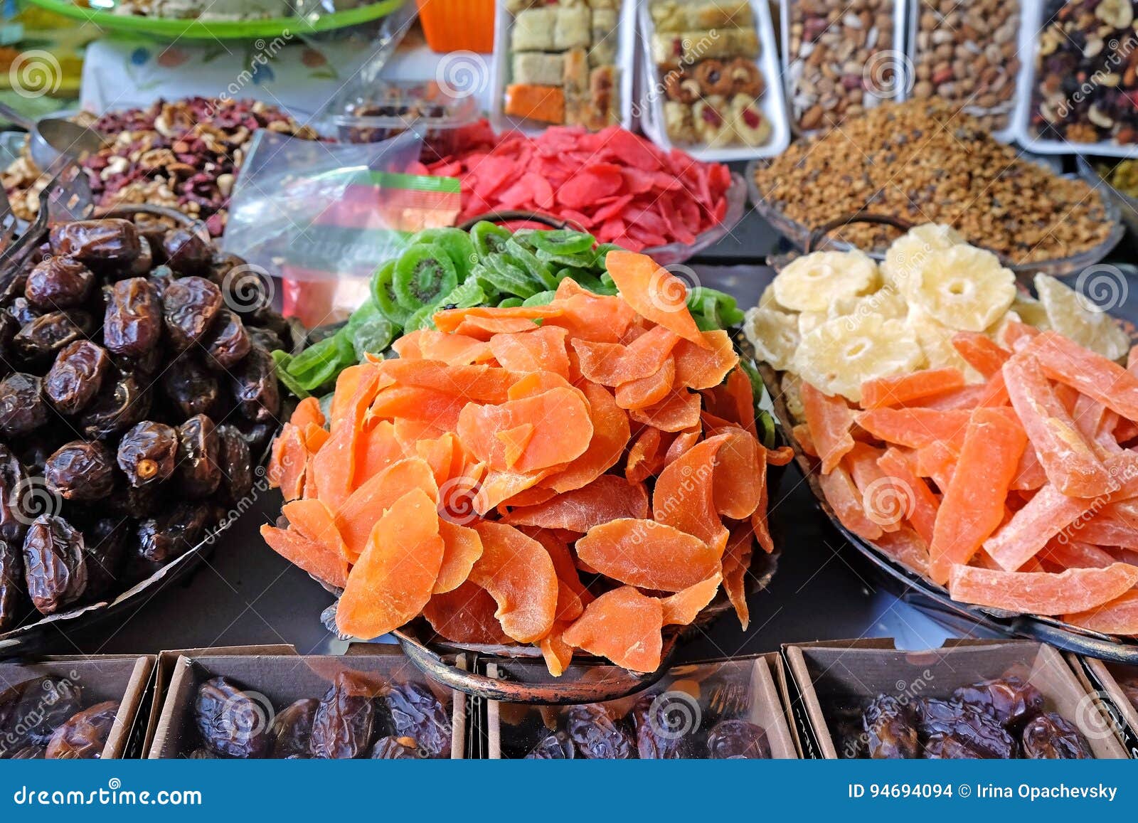 Gedroogd fruit op de markt stock foto. Image of vrucht - 94694094