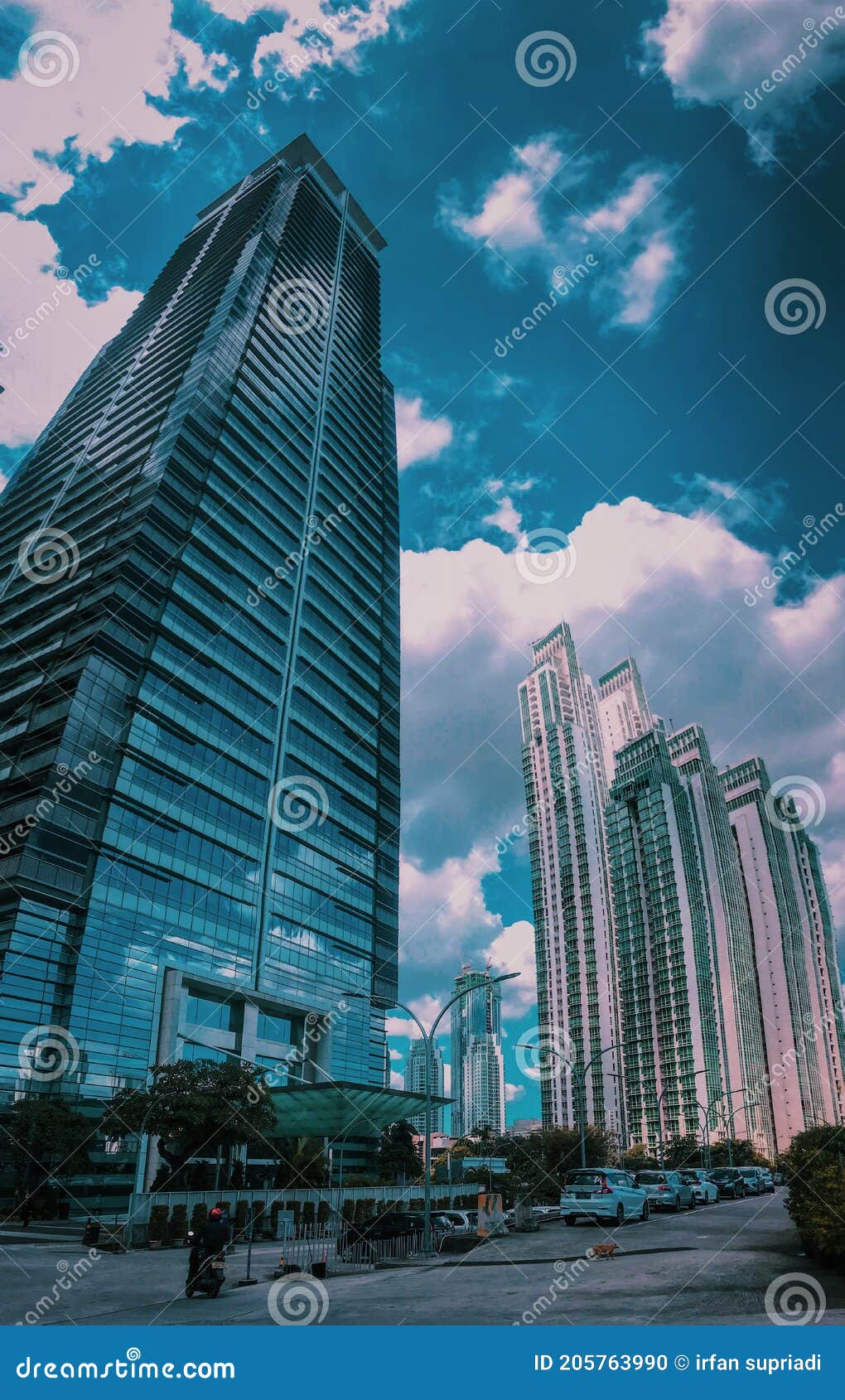 Gedung editorial image. Image of awan, gedung, cloud - 205763990
