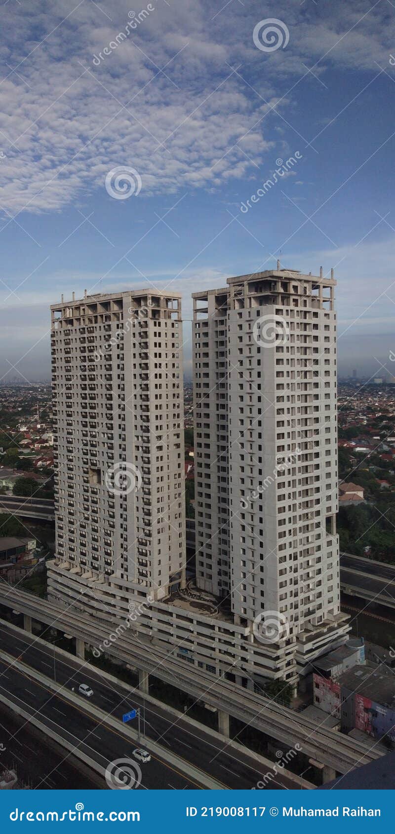 Gedung tua berlatar awan stock image. Image of property - 219008117