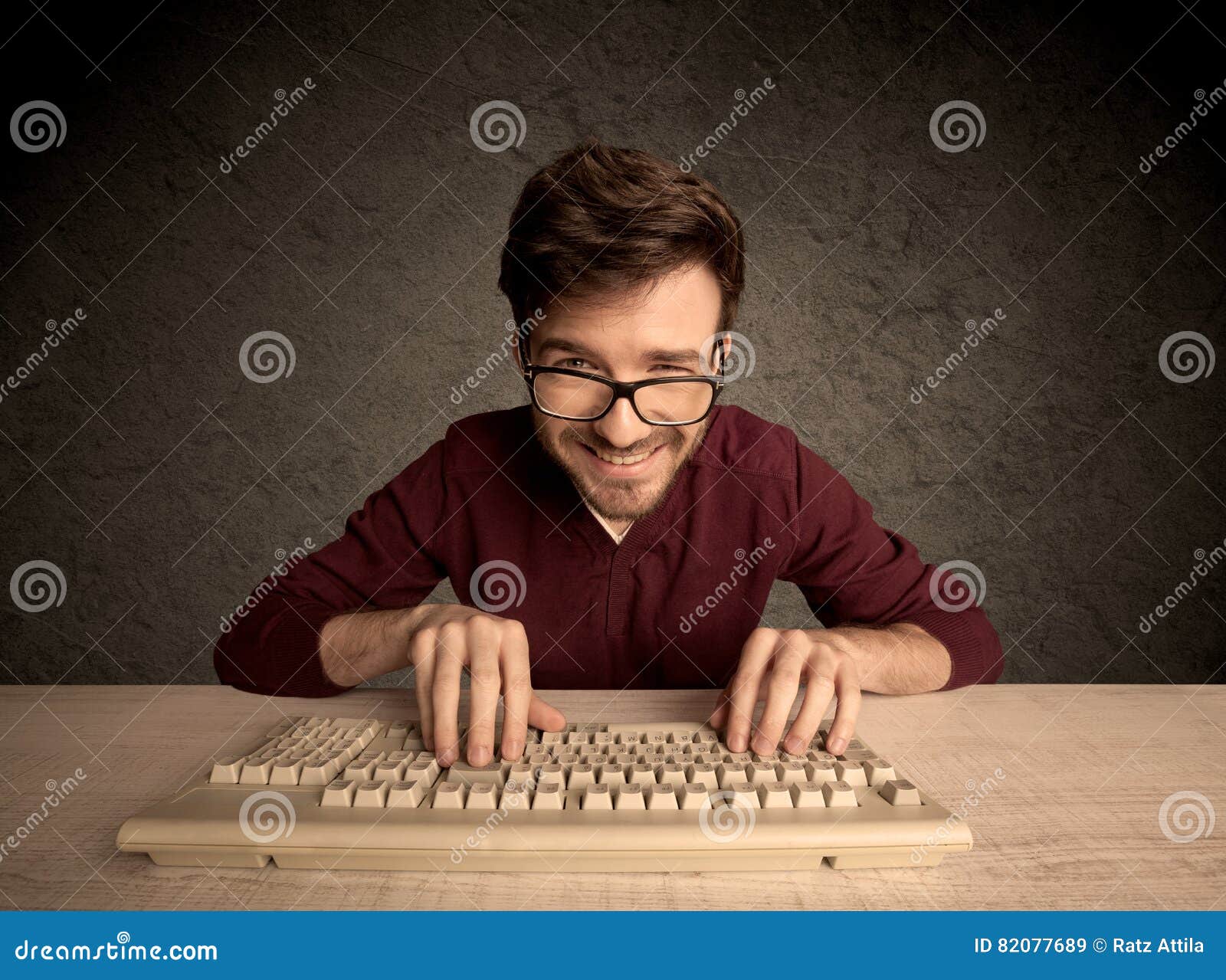 Geek Del Computer Che Scrive Sulla Tastiera Immagine Stock - Immagine ...