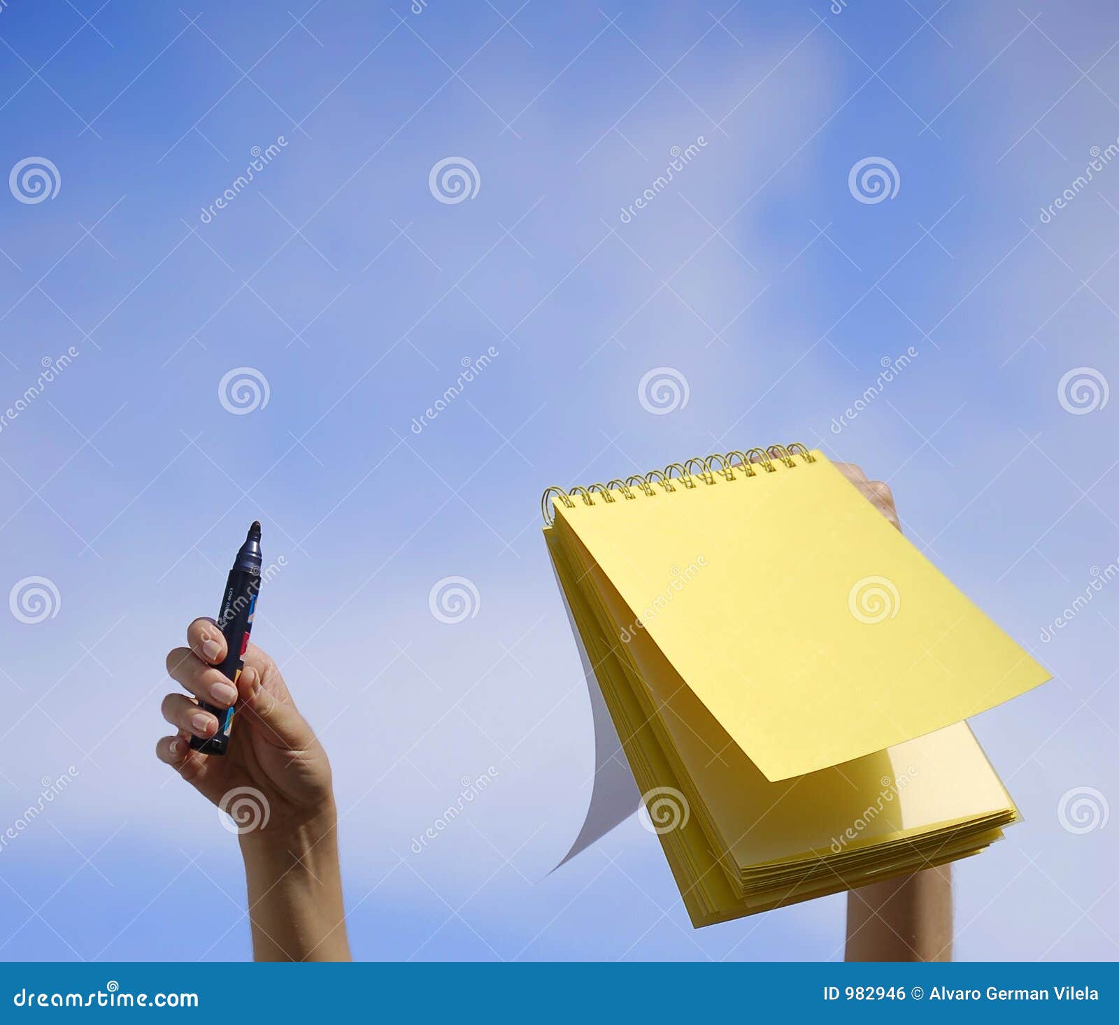 Geel Boek in Een Blauwe Hemel Stock Foto - Image of leven, afzet: 982946