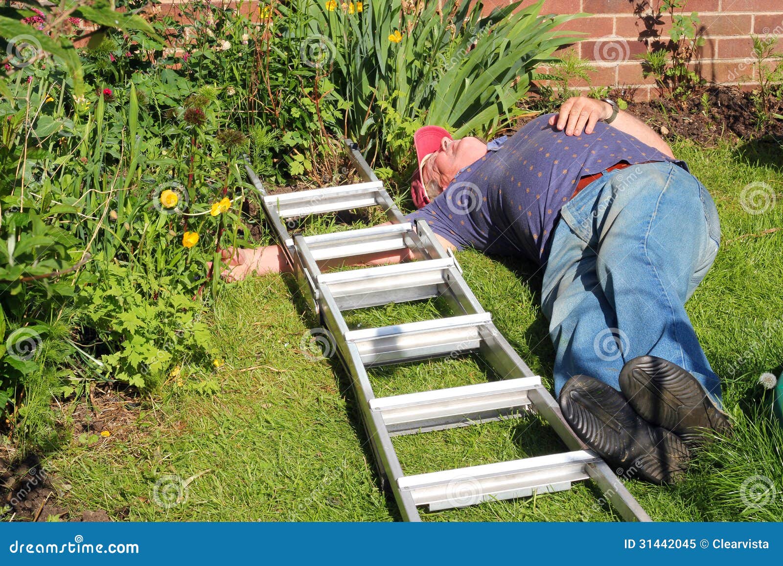 Gefallener Mann Von Der Leiter Unbewusst. Stockbild - Bild von verletzt ...