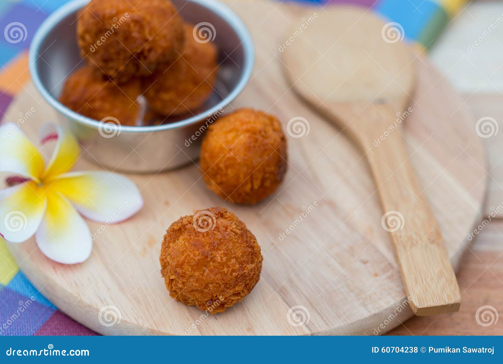 Gefrituurde Kaasbal Op Houten Schotel Stock Foto - Image of houten ...