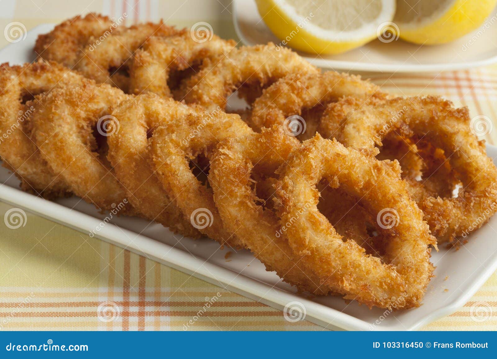 Gefrituurde Pijlinktvisringen in Broodkruimels Stock Foto - Image of ...