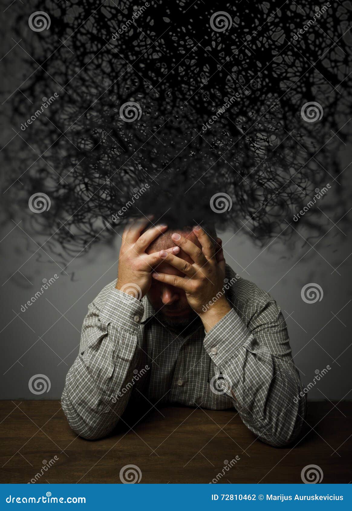 Gefrustreerd Mens en chaos stock foto. Image of hoofd - 72810462