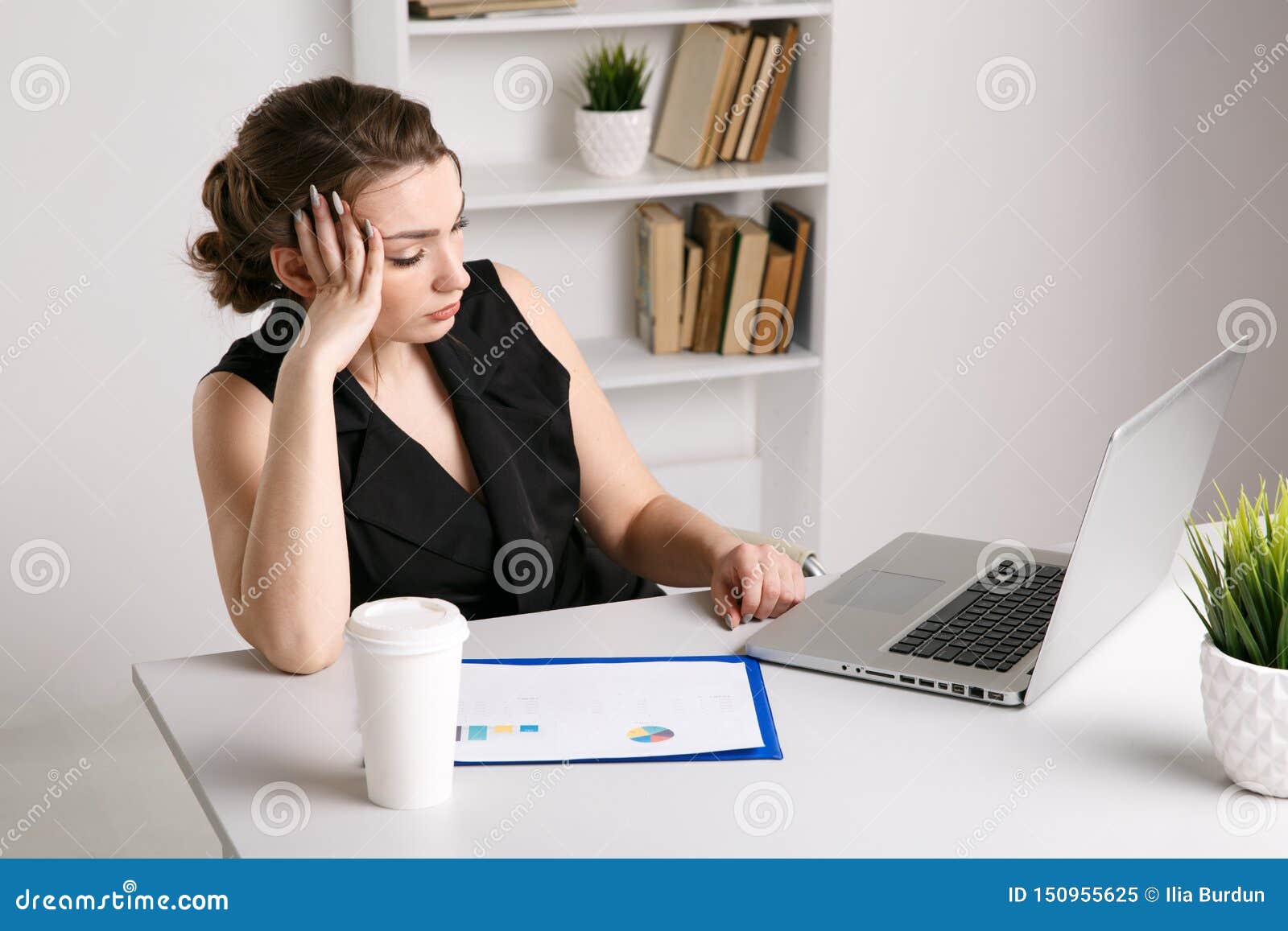 Gefrustreerde Vrouw in Bureau Het Werken Aan Een Computerconcept Stock ...