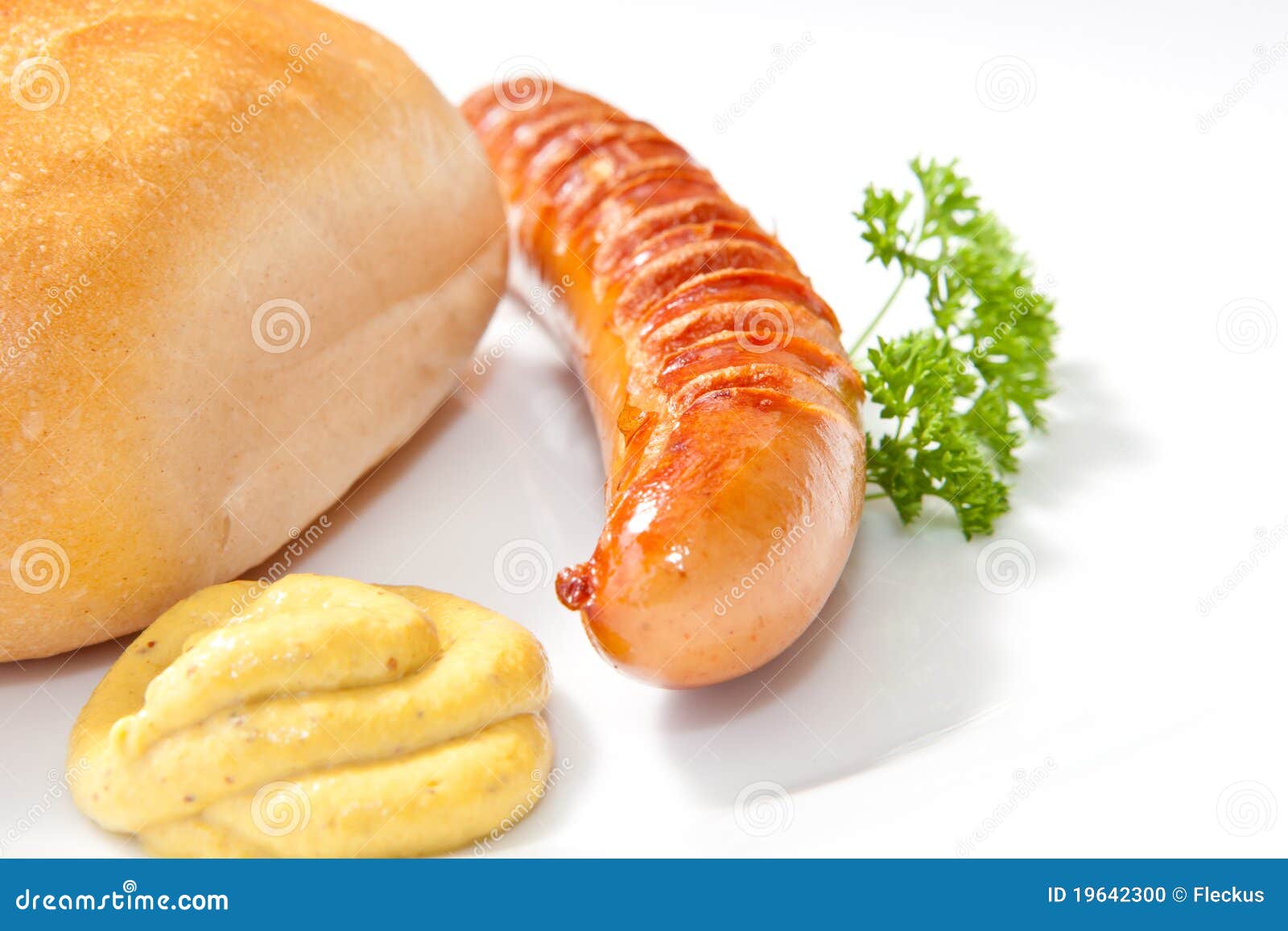 Gegrillte Bratwurst Mit Senf, Brot Stockfoto - Bild von gebraten ...