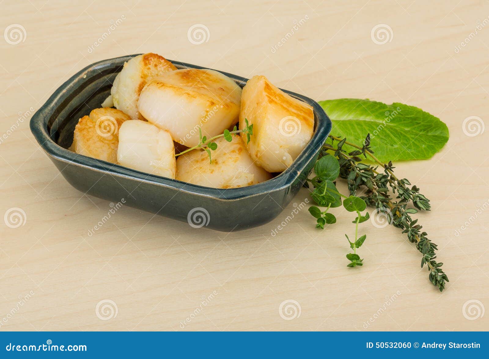 Gegrillte Kamm-Muscheln stockfoto. Bild von kräuter, platte - 50532060