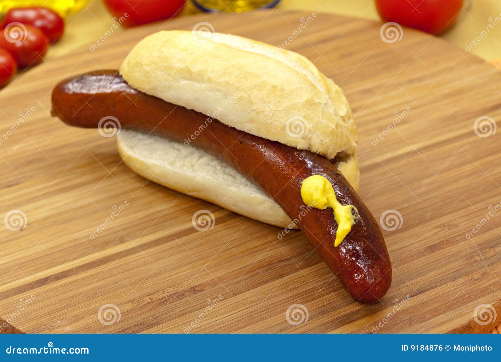 Gegrillte Rote Wurst Mit Süßem Brötchen Stockfoto - Bild von aperitif ...