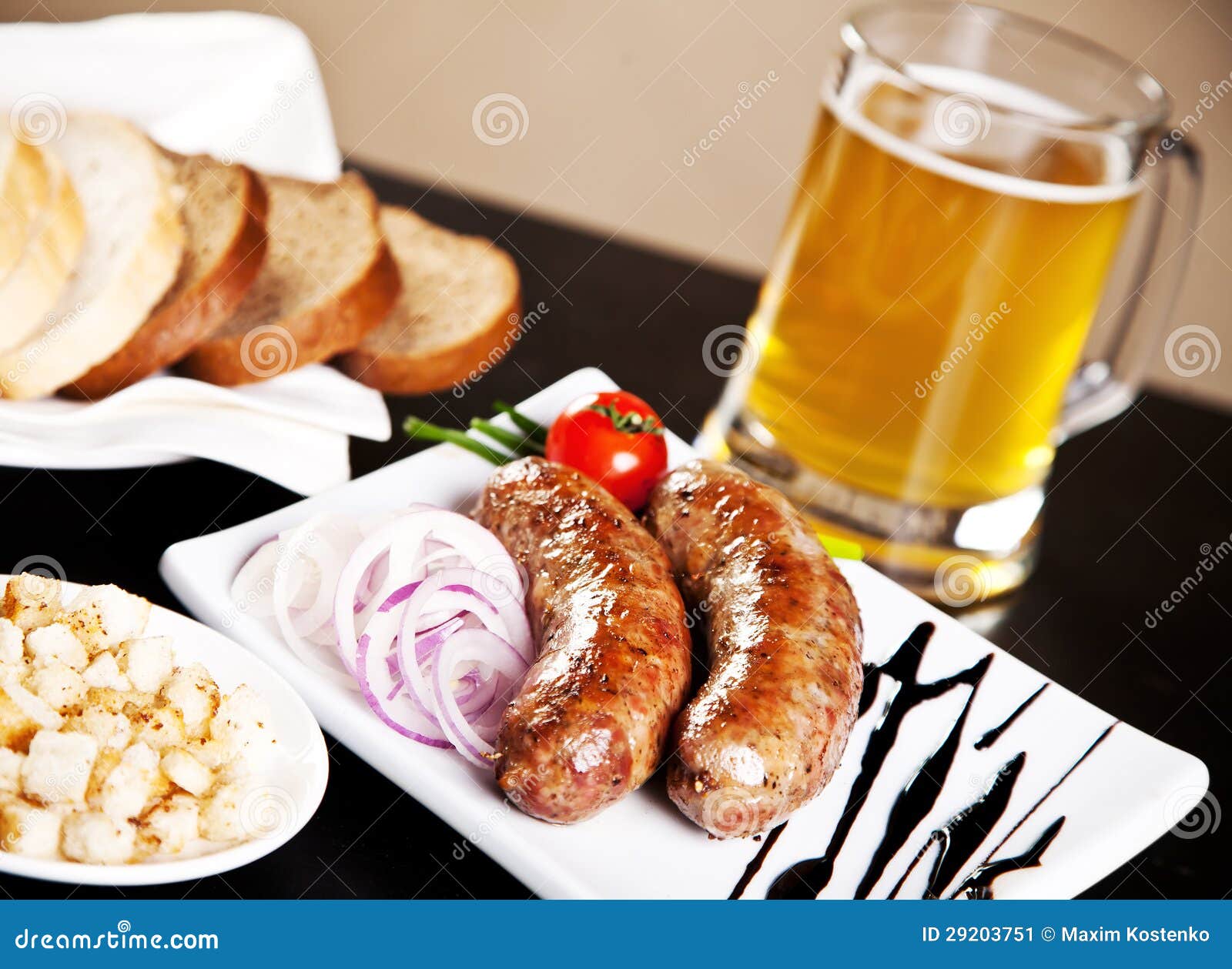 Gegrillte Wurst mit Bier stockbild. Bild von abendessen - 29203751