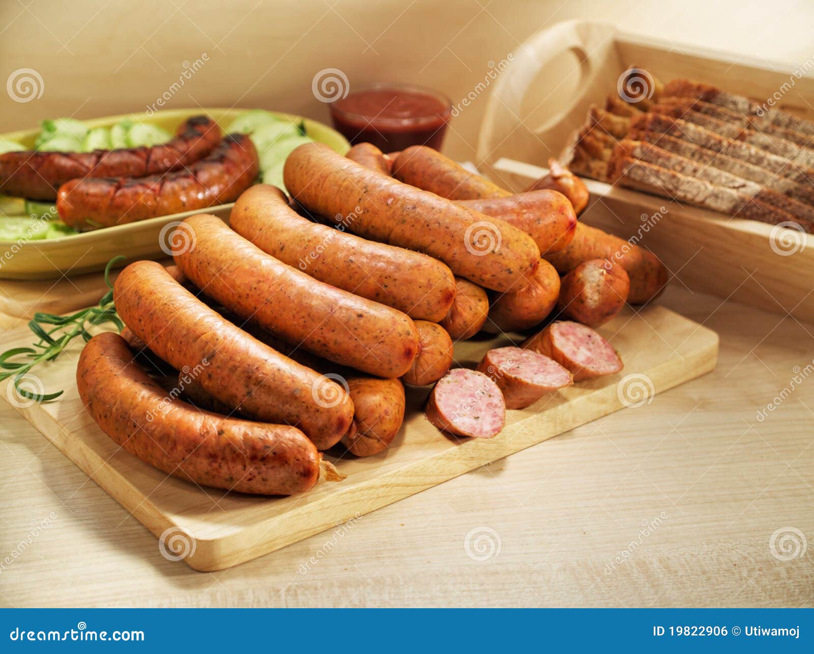 Gegrillte Wurst Mit Brot, Gurke, Tomate KE Stockfoto - Bild von gruppe ...