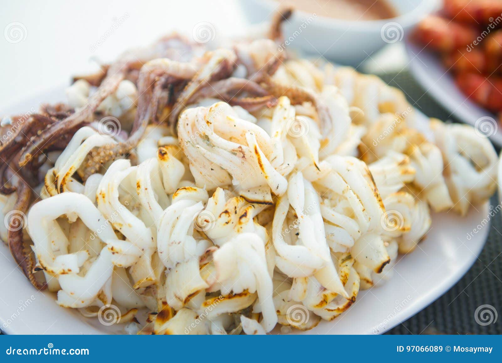 Gegrillter Kalmar Auf Einer Platte Stockbild - Bild von köstlich ...