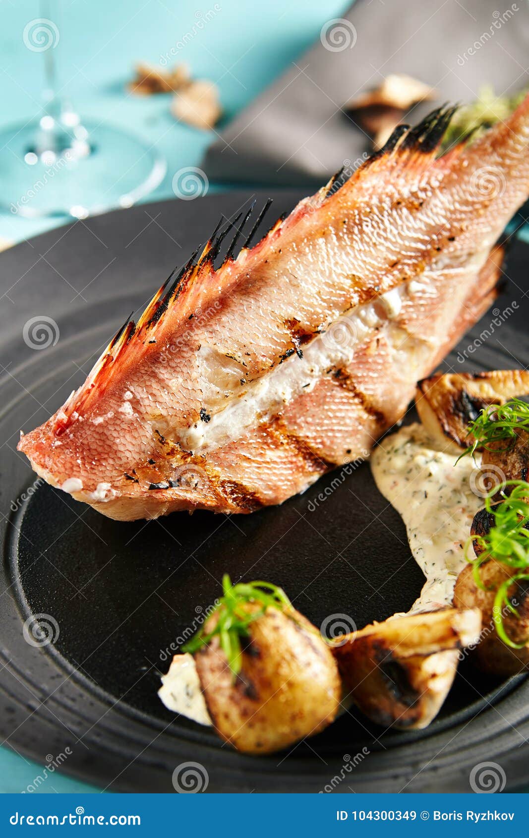 Gegrillter Seebarsch stockbild. Bild von teller, makrele - 104300349