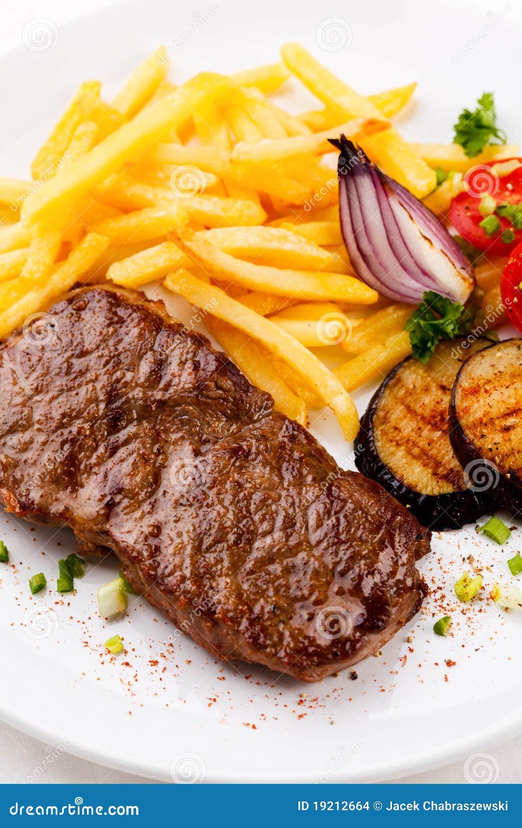 Gegrilltes Fleisch stockfoto. Bild von teller, zitrone - 19212664