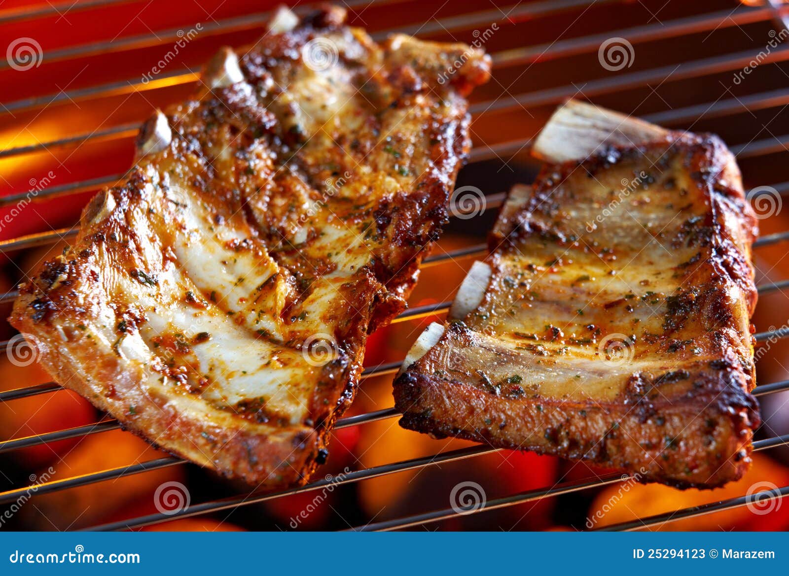 Gegrilltes Fleisch stockbild. Bild von grill, gebraten - 25294123