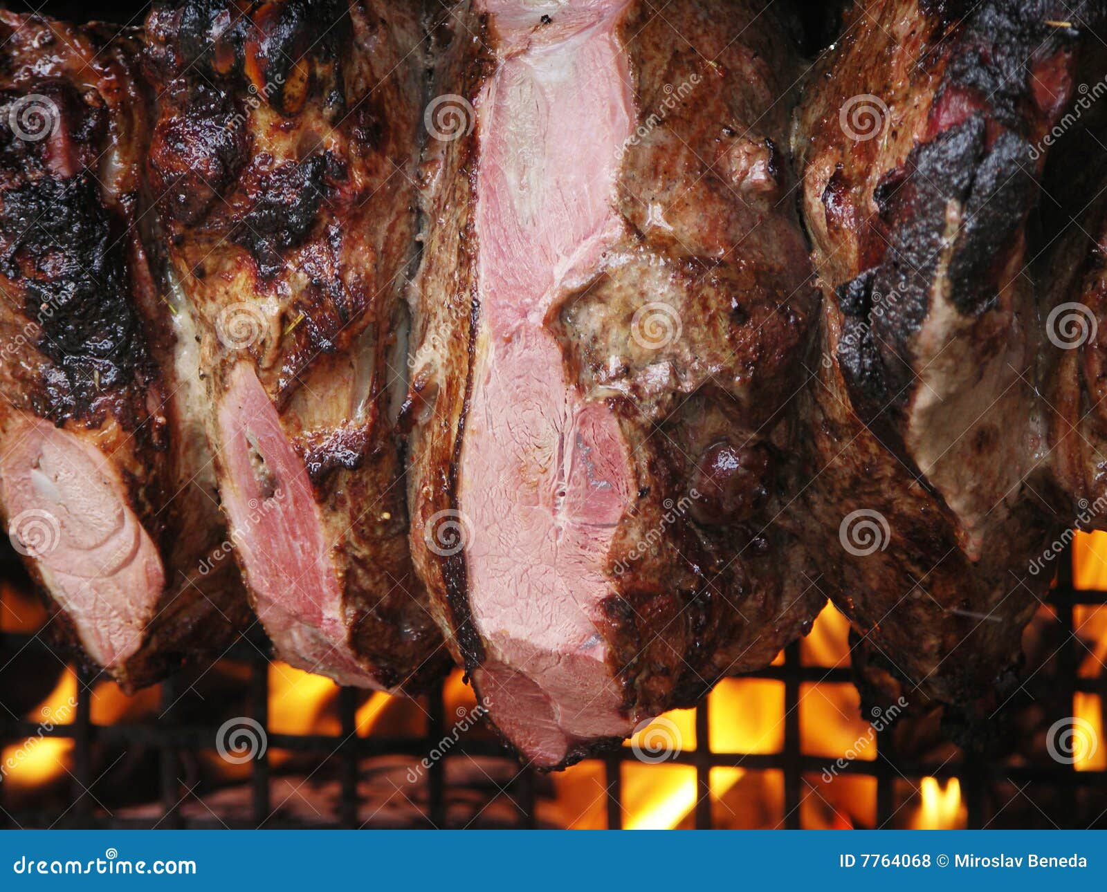 Gegrilltes Fleisch stockfoto. Bild von feuer, hintergrund - 7764068