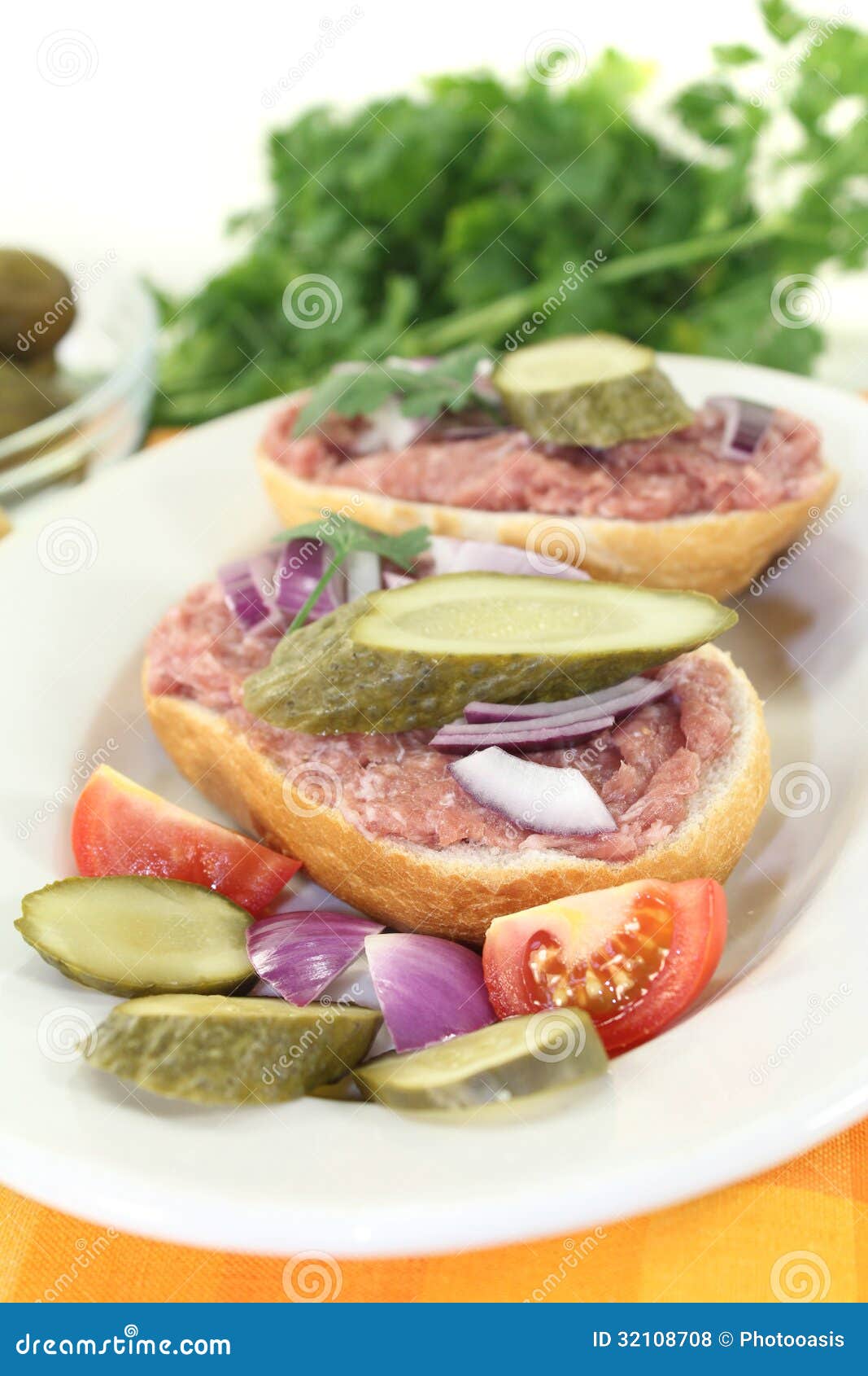 Gehacktes Brot Mit Essiggurken Stockfoto - Bild von knusperig, frisch ...