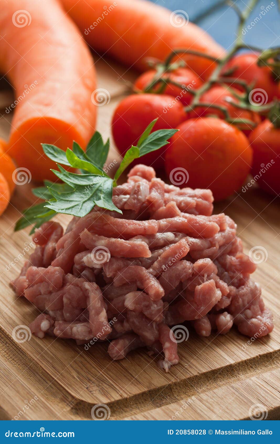 Gehacktes Fleisch stockfoto. Bild von hamburger, petersilie - 20858028