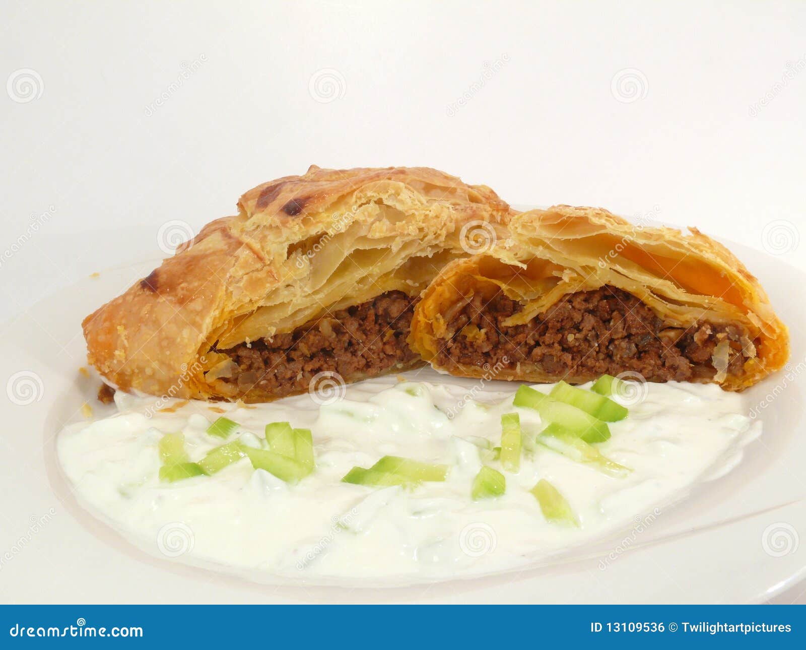 Gehacktes Fleisch Im Blätterteig Stockfoto - Bild von knusperig, braun ...