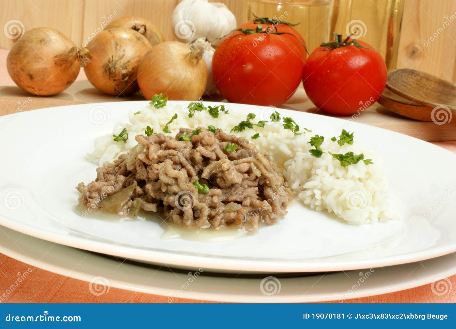 Gehacktes Fleisch Mit Reis Auf Einer Platte Stockbild - Bild von dünn ...