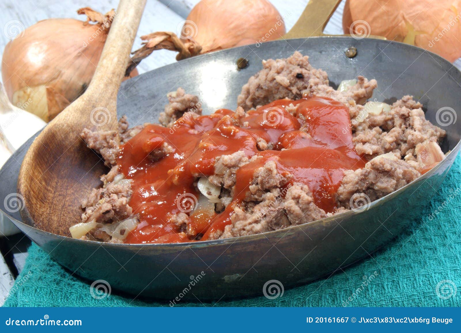 Gehacktes Fleisch Mit Tomatensauce Stockbild - Bild von knoblauch ...