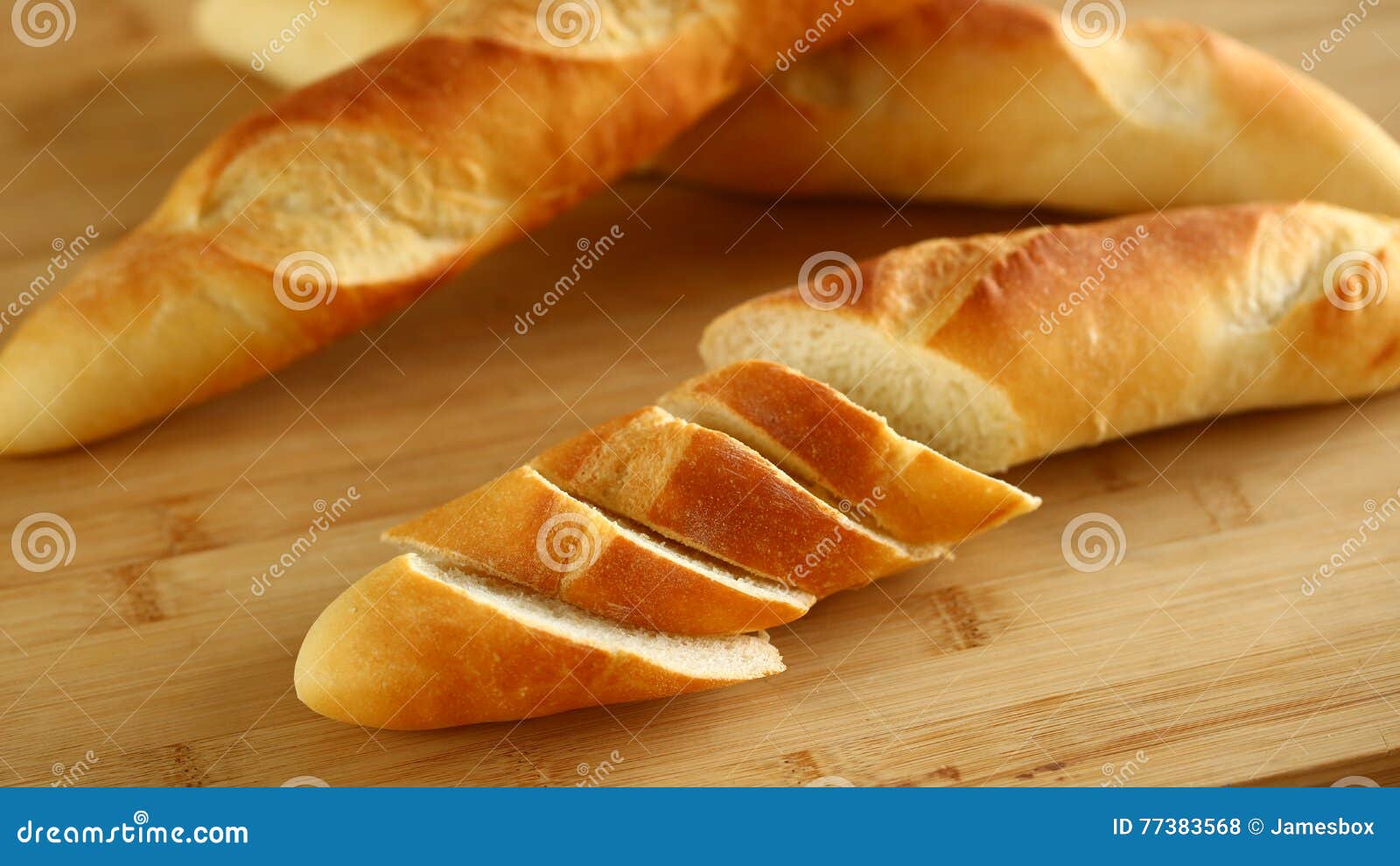 Gehacktes Langes Brot Auf Hölzernem Schneidebrett Stockfoto - Bild von ...