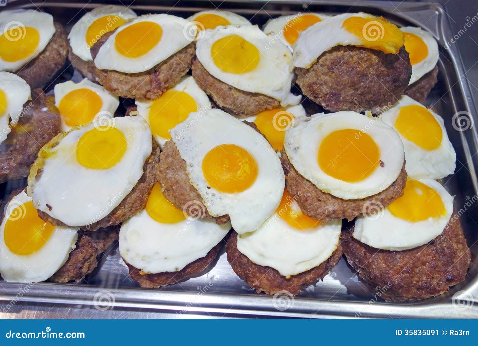 Gehacktes Steak mit Ei stockbild. Bild von gegrillt, horizontal - 35835091