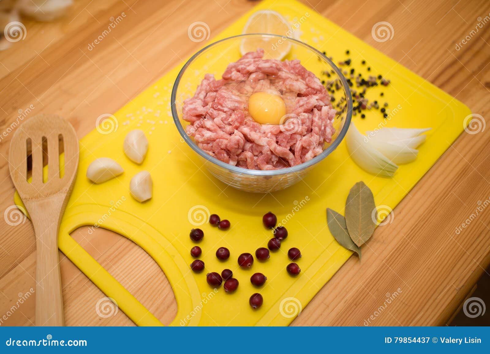 Gehakt in Kom Met Kruiden En Ei Stock Afbeelding - Image of slager ...