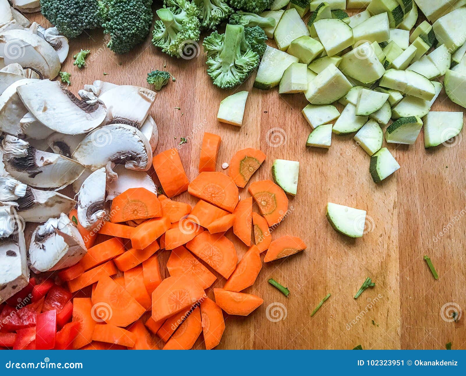 Gehakte rauwe groenten stock afbeelding. Image of wortelen - 102323951