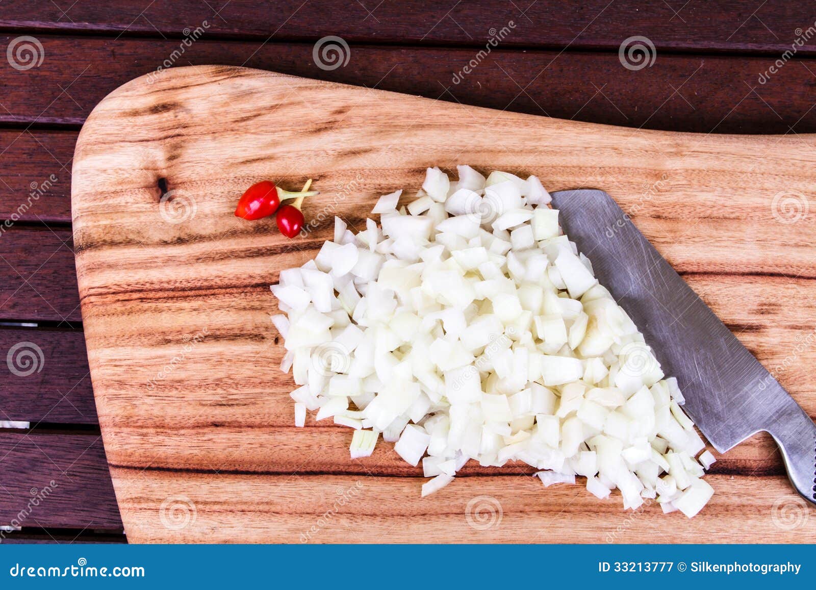 Gehakte Witte Ui Met Chillis En Mes Stock Afbeelding - Image of plak ...