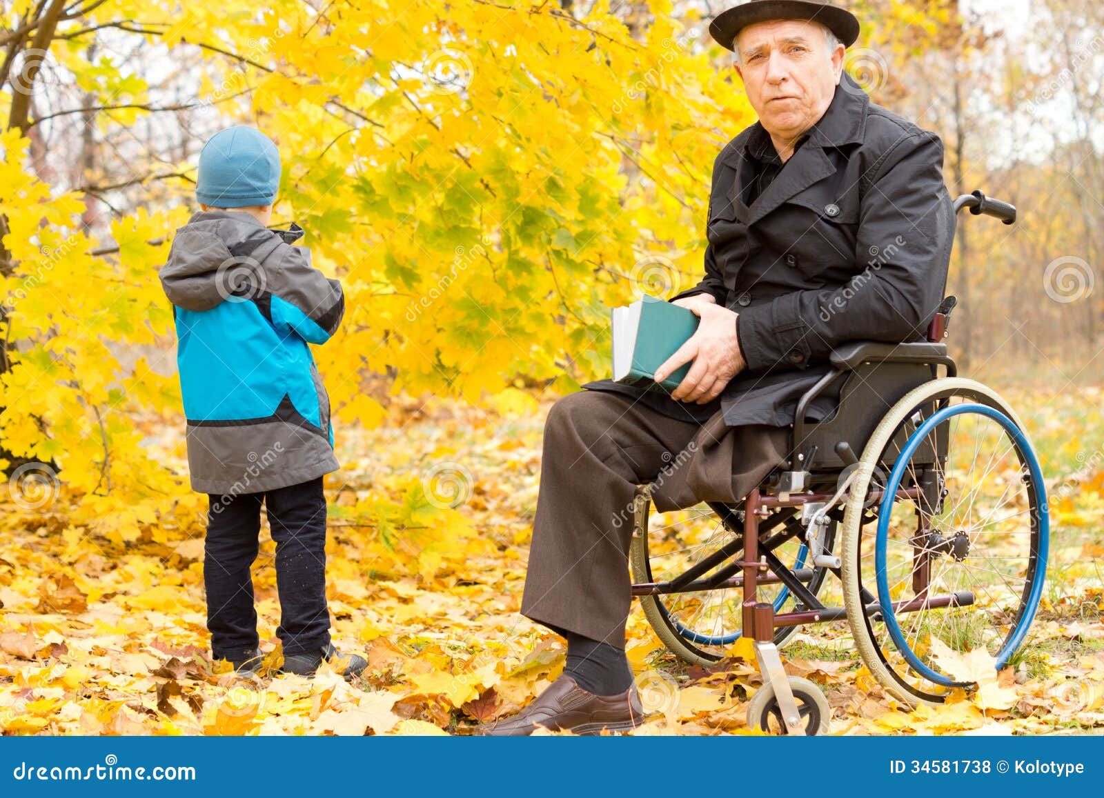 Gehandicapt Hoger Mens En Kind Stock Foto - Image of buiten, familie ...