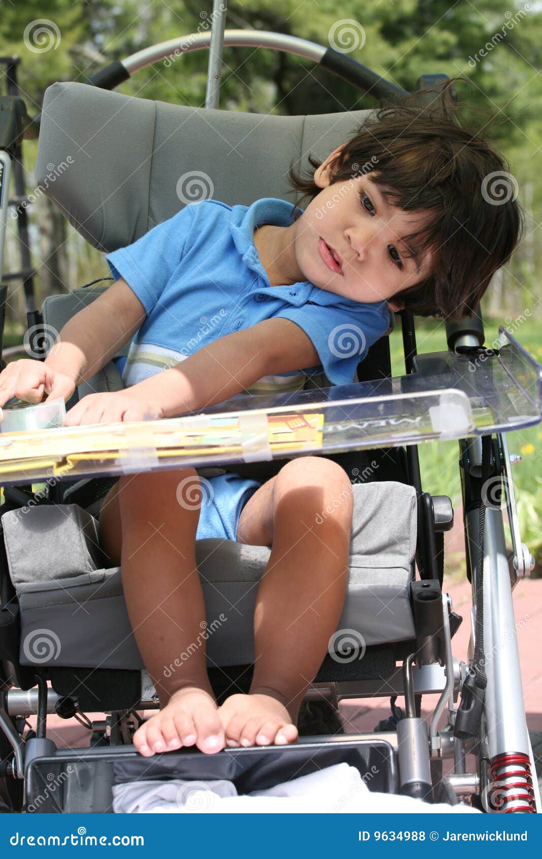 Gehandicapt Kind in Medische Wandelwagen Stock Foto - Image of mannetje ...