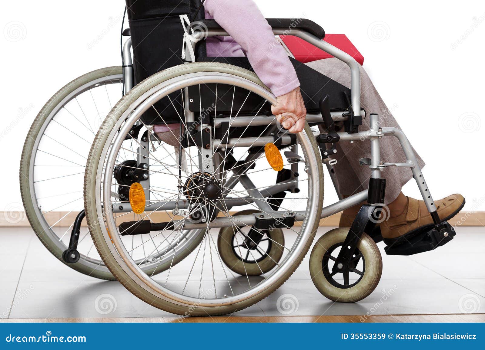 Gehandicapt op rolstoel stock afbeelding. Image of alleen - 35553359