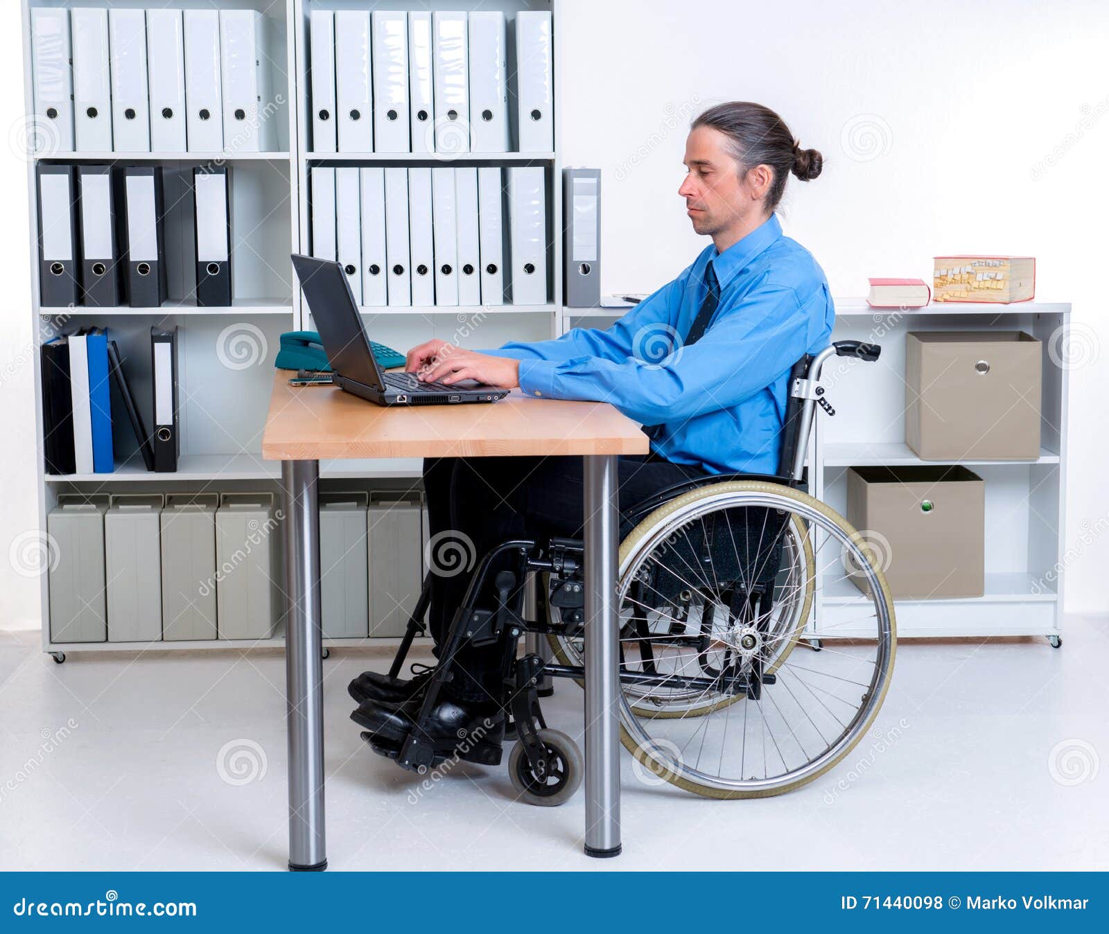 Gehandicapte Bedrijfsmens in Rolstoel Die Met Computer Werken Stock ...