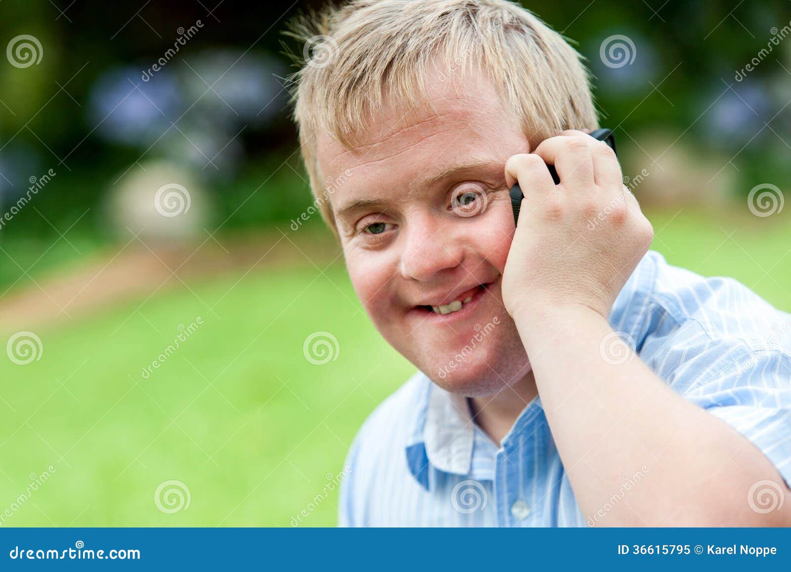 Gehandicapte Jongen Die Op Celtelefoon Spreken. Stock Afbeelding ...