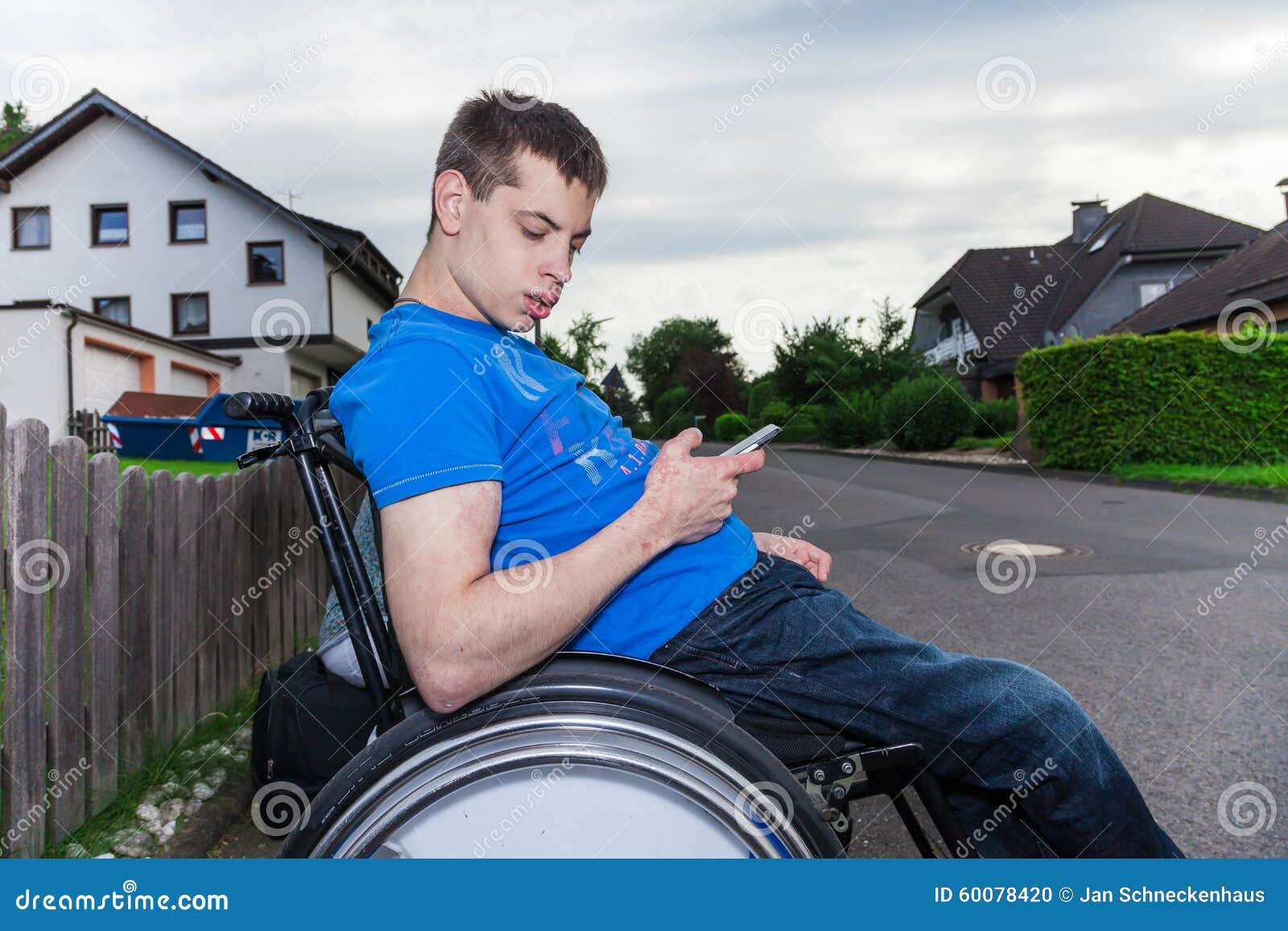 Gehandicapte Jongen Met Smartphone Stock Foto - Image of geneeskunde ...