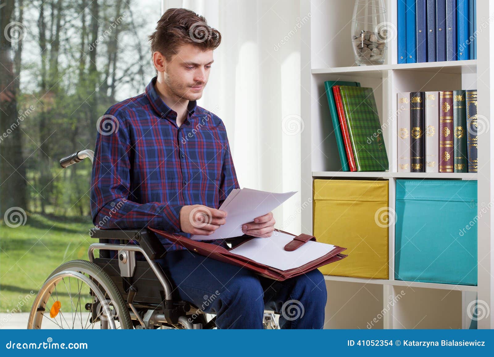 Gehandicapte Mens Het Bekijken Documenten Stock Foto - Image of mens ...