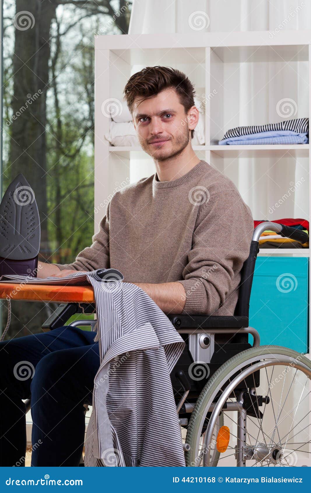 Gehandicapte Mens Met Strijkplank Stock Foto - Image of geduldig, huis ...