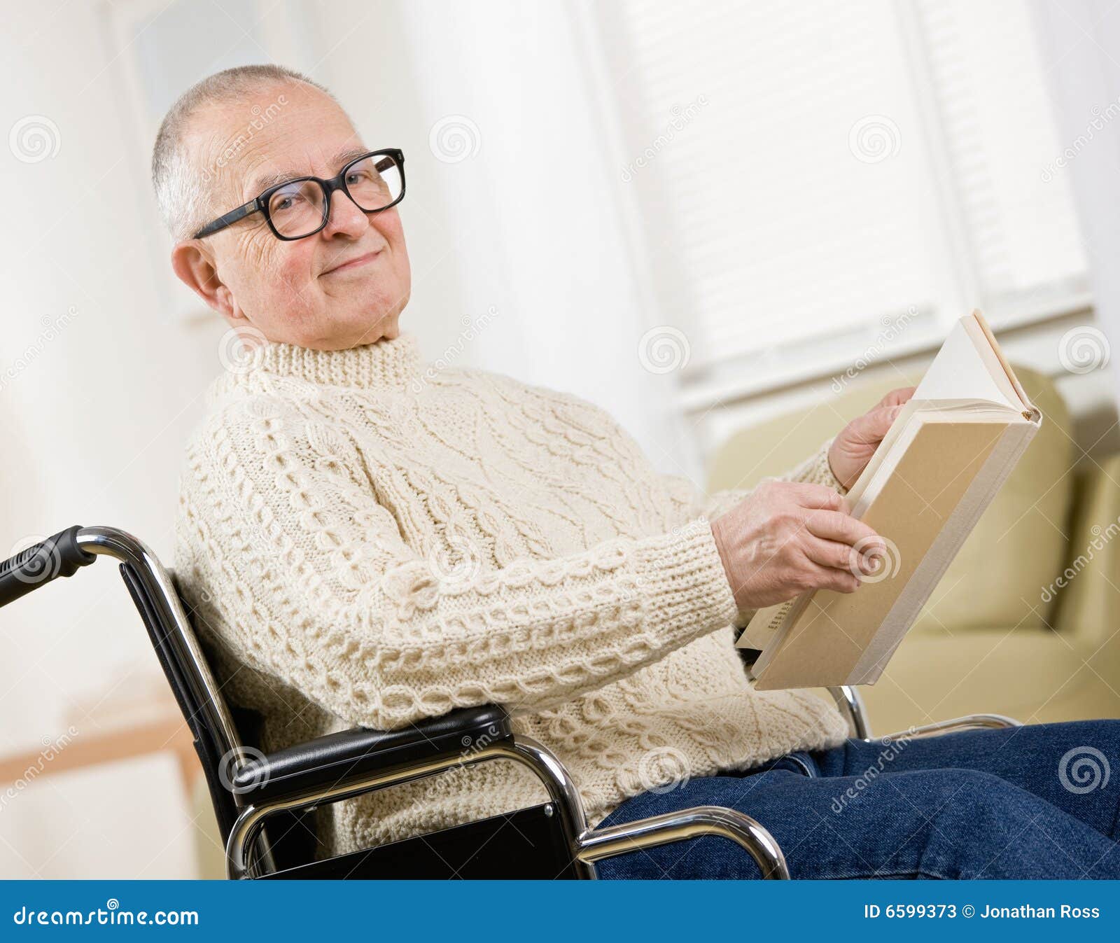 Gehandicapte Mens in Rolstoel Stock Afbeelding - Image of leer ...