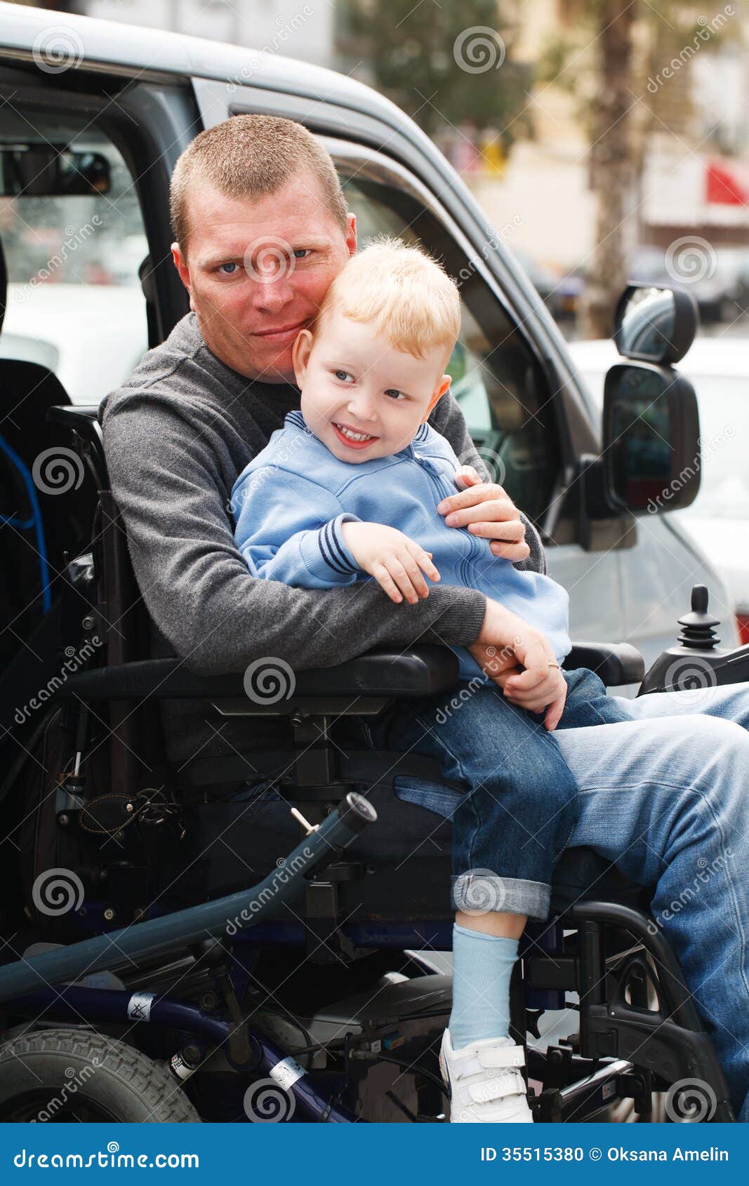 Gehandicapte Mensen Met Zoon Op Rolstoellift Stock Foto - Image of ...