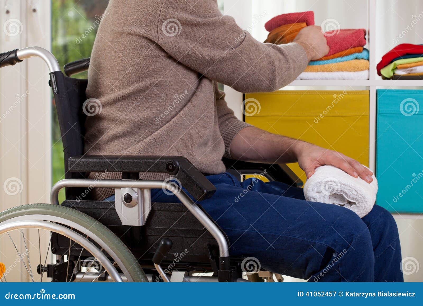 Gehandicapte Mensen Sorterende Handdoeken Stock Afbeelding - Image of ...