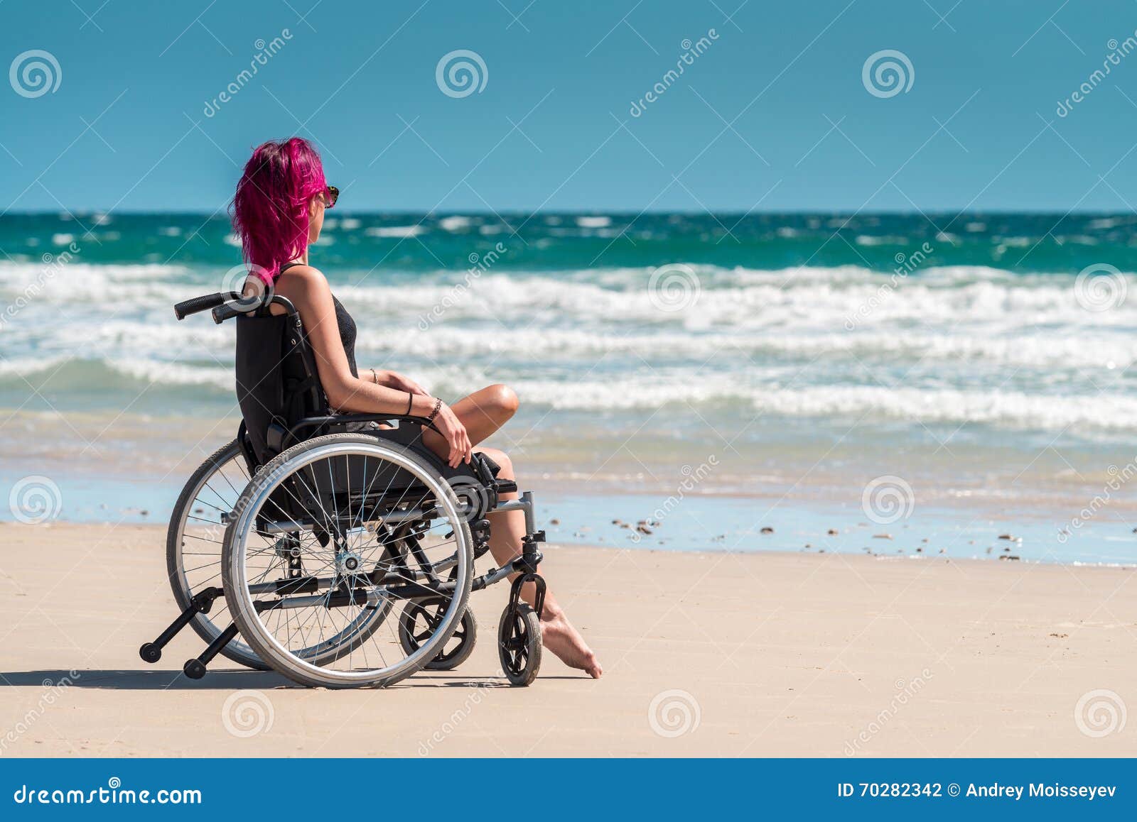 Gehandicapte Vrouw in De Rolstoel Stock Foto - Image of onbekwaamheid ...