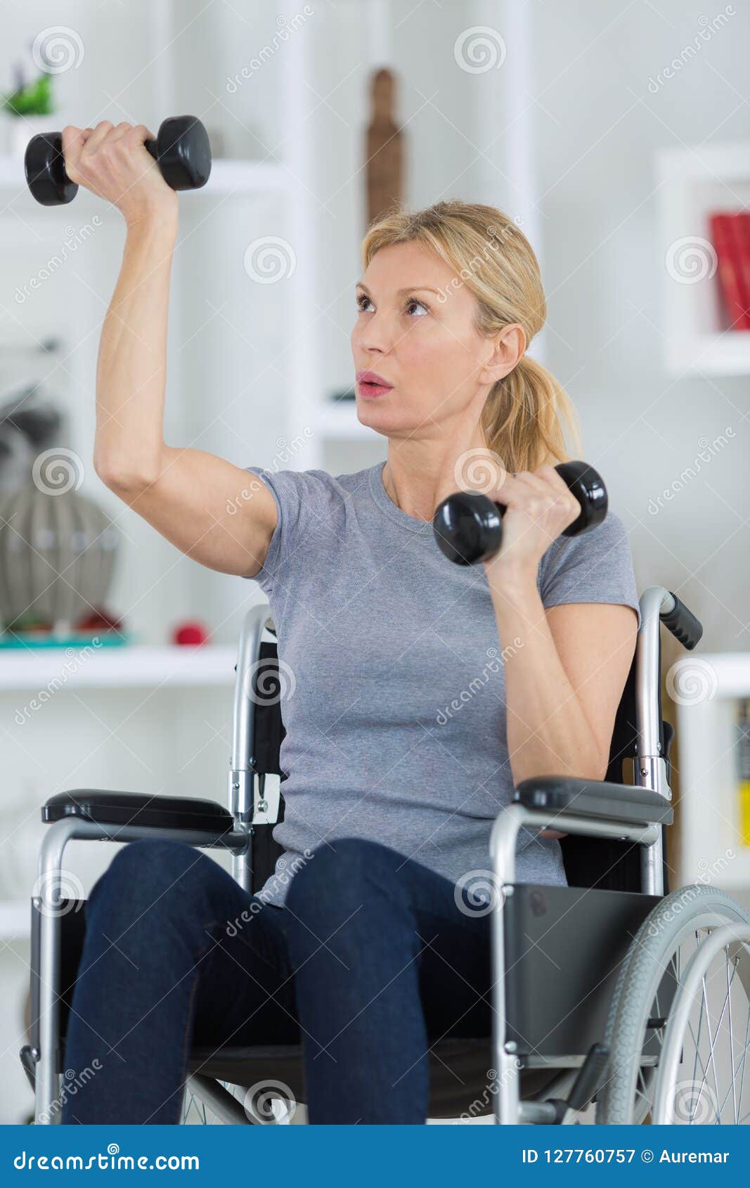 Gehandicapte Vrouw Die Thuis Uitoefenen Stock Afbeelding - Image of ...