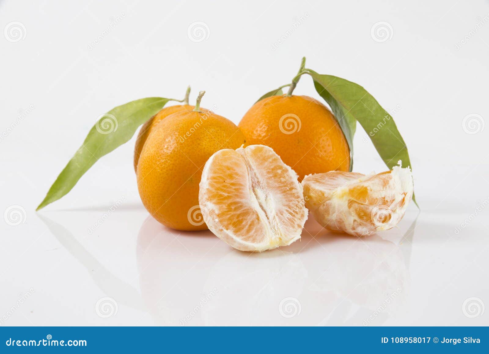 Gehele Mandarijnen of Mandarijntjevruchten Stock Afbeelding - Image of ...