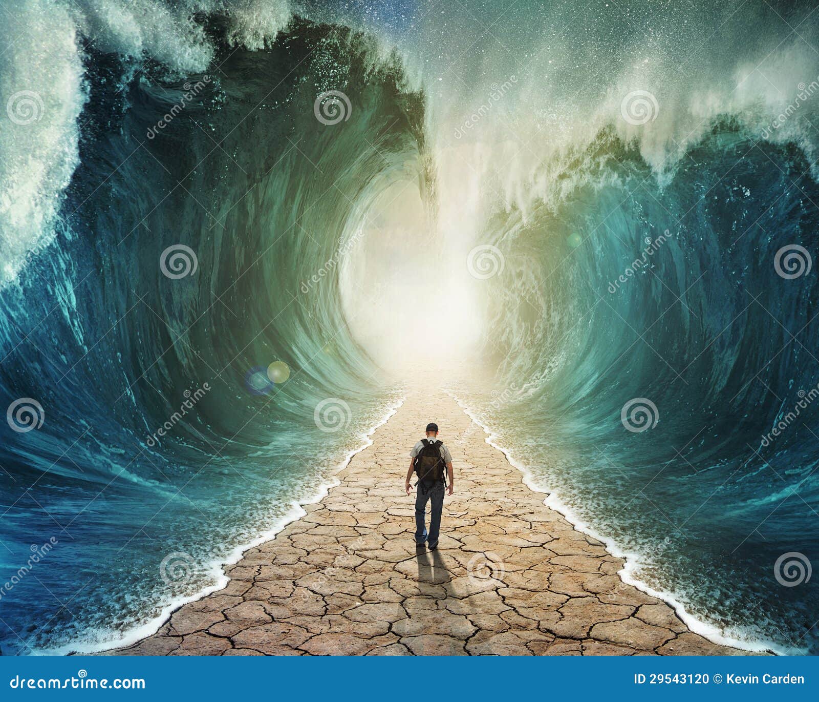 Gehen durch das Wasser stockfoto. Bild von land, welle - 29543120