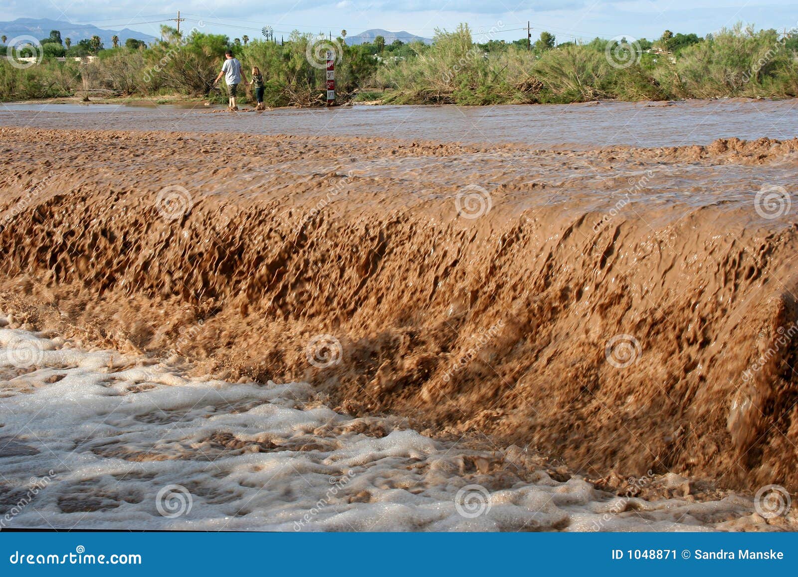 Gehen durch die Flut stockbild. Bild von schlamm, regen - 1048871