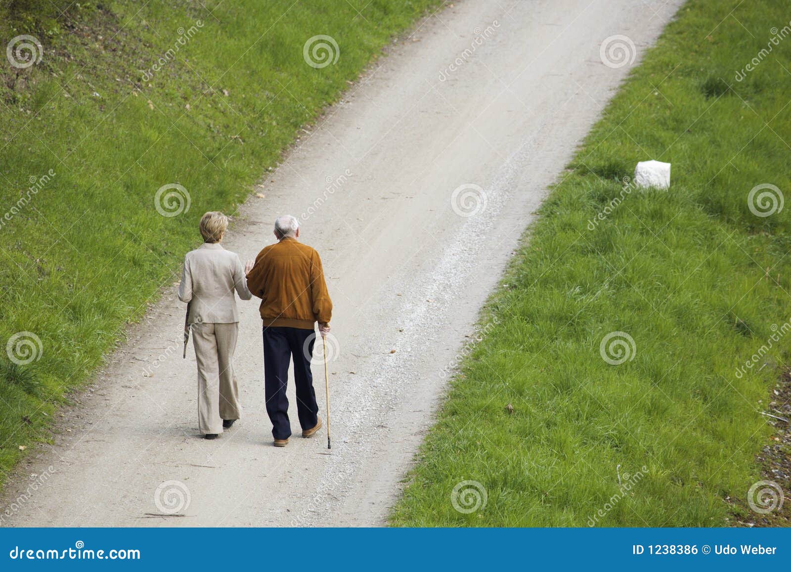 Gehen ein langer Weg stockfoto. Bild von hände, interaktion - 1238386